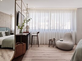 Roupa de alta qualidade, minibar, cofre com capacidade para portátil 