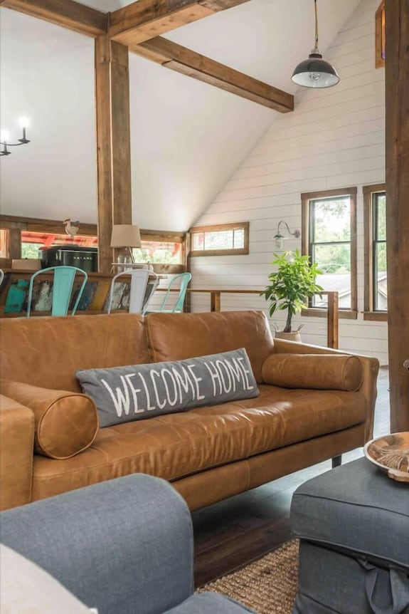 Renovated Charming Barn In Historic Roswell - Roswell, GA