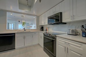 Apartamento | Cozinha privada | Cadeirão de bebê, toalhas de papel