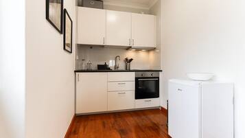 Apartamento | Cozinha privada | Um frigorífico, um micro-ondas, uma placa de cozinha