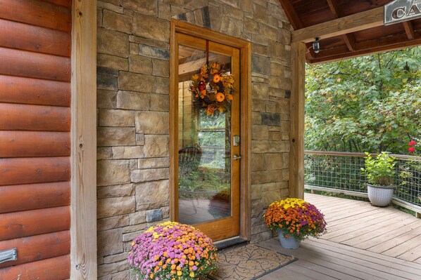 Luxury MTN VIEW Cabin! Hot Tub, Game Room, Theater Reviews, Deals ...