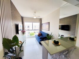Apartamento Familiar, vista para o jardim | Sala de estar | Televisor de 40 polegadas com canais digitais 