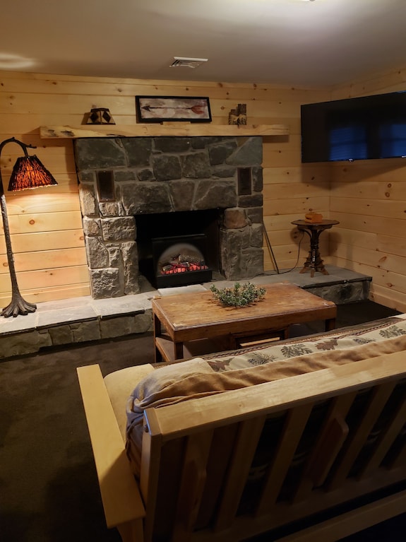 2 Story Adirondack Log Cabin-ski ! Ski! Ski! - Adirondack Mountains