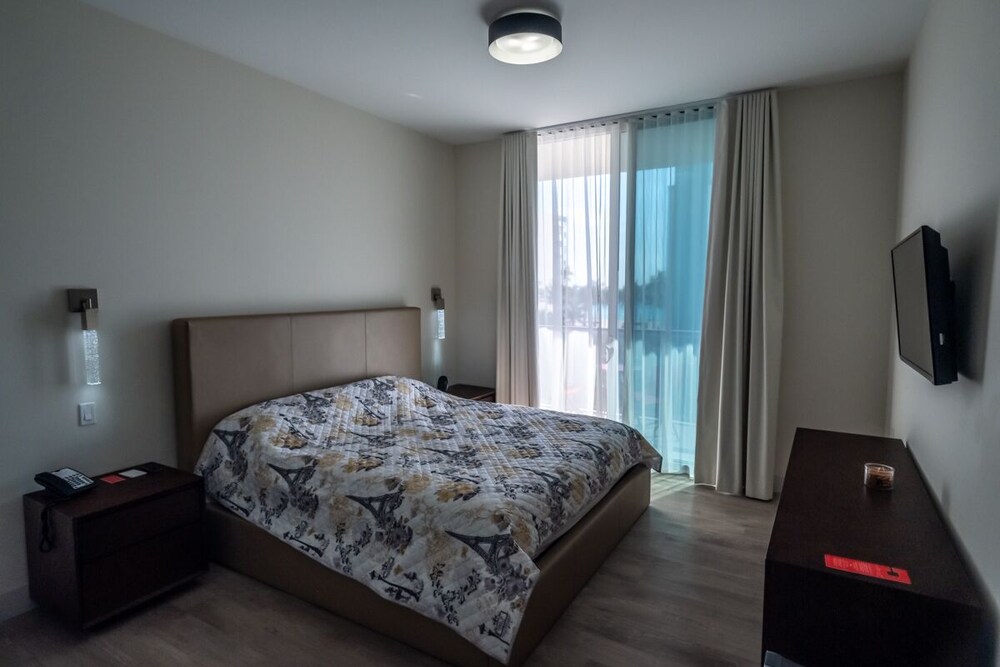 Ch 2 Bedroom 2 Bathrooms Sleeps 6. Steps From The Beach, Rooftop Pool, Bar, Gym - Hollywood, FL