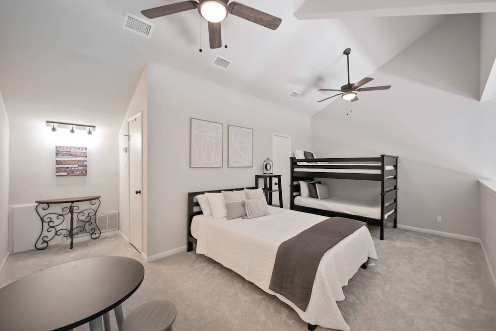 Lake-view Condo With Balcony, Pool, Lake Access, And Fully Equipped Kitchen—perfect Getaway Spot! - Conroe