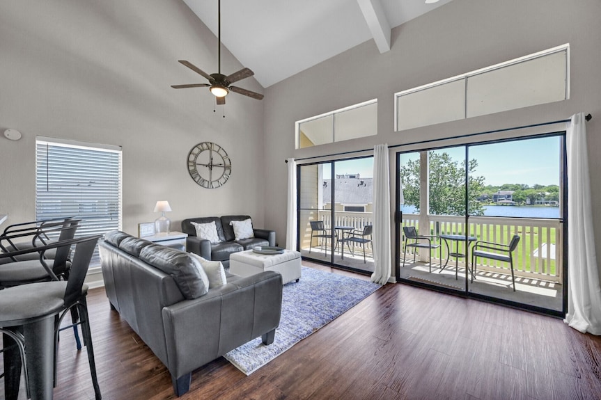 Winter Escape | Lake Conroe Views | Gated April Sound | King Suite | Loft W/ Bunks | Near Dining - Lake Conroe, TX