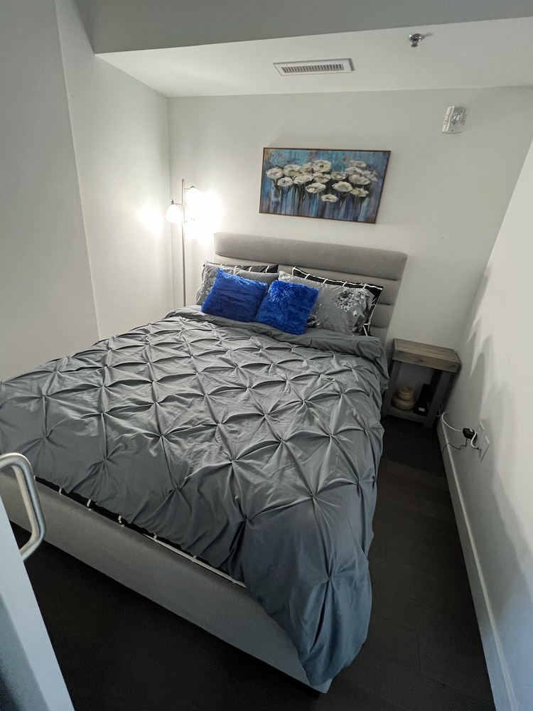 Executive 2 Bed Condo King Bed Great Location Downtown With Laundry - Winnipeg
