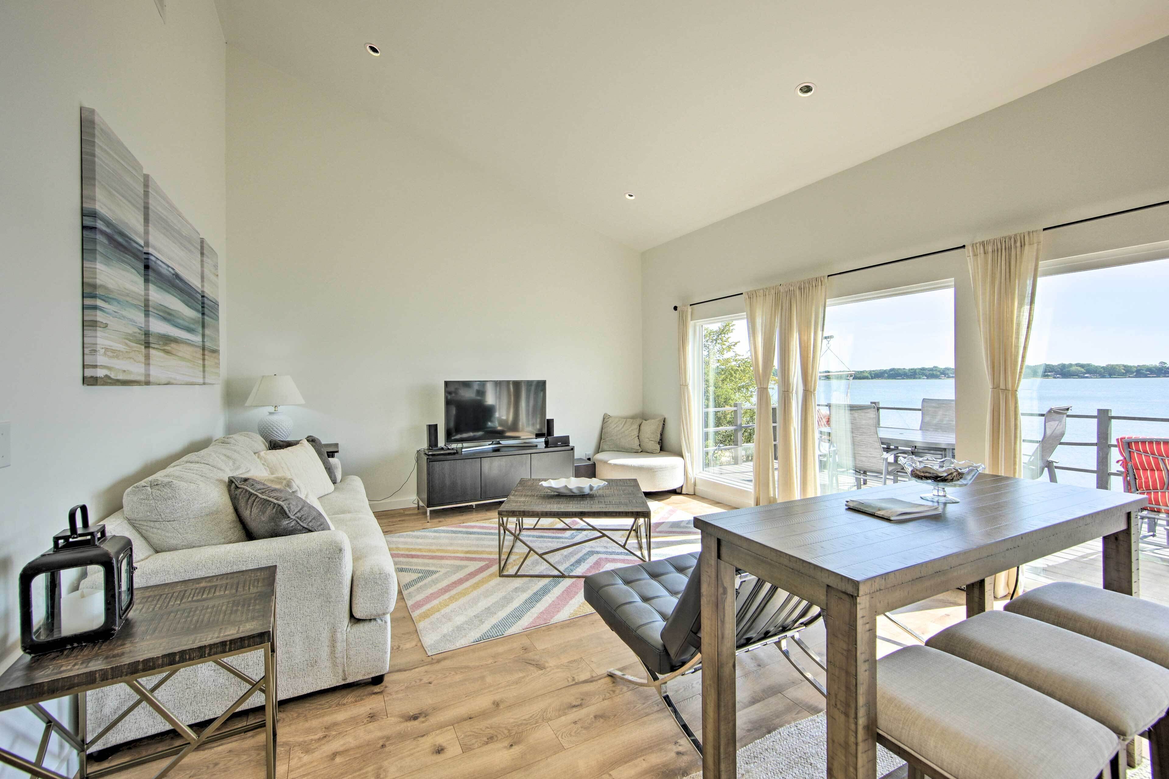 Modern Cedar Creek Lake Retreat W/ Panoramic View! - Log Cabin, TX