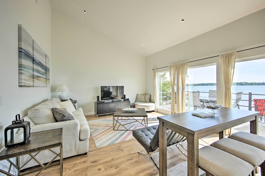 Modern Cedar Creek Lake Retreat W/ Panoramic View! - Log Cabin, TX