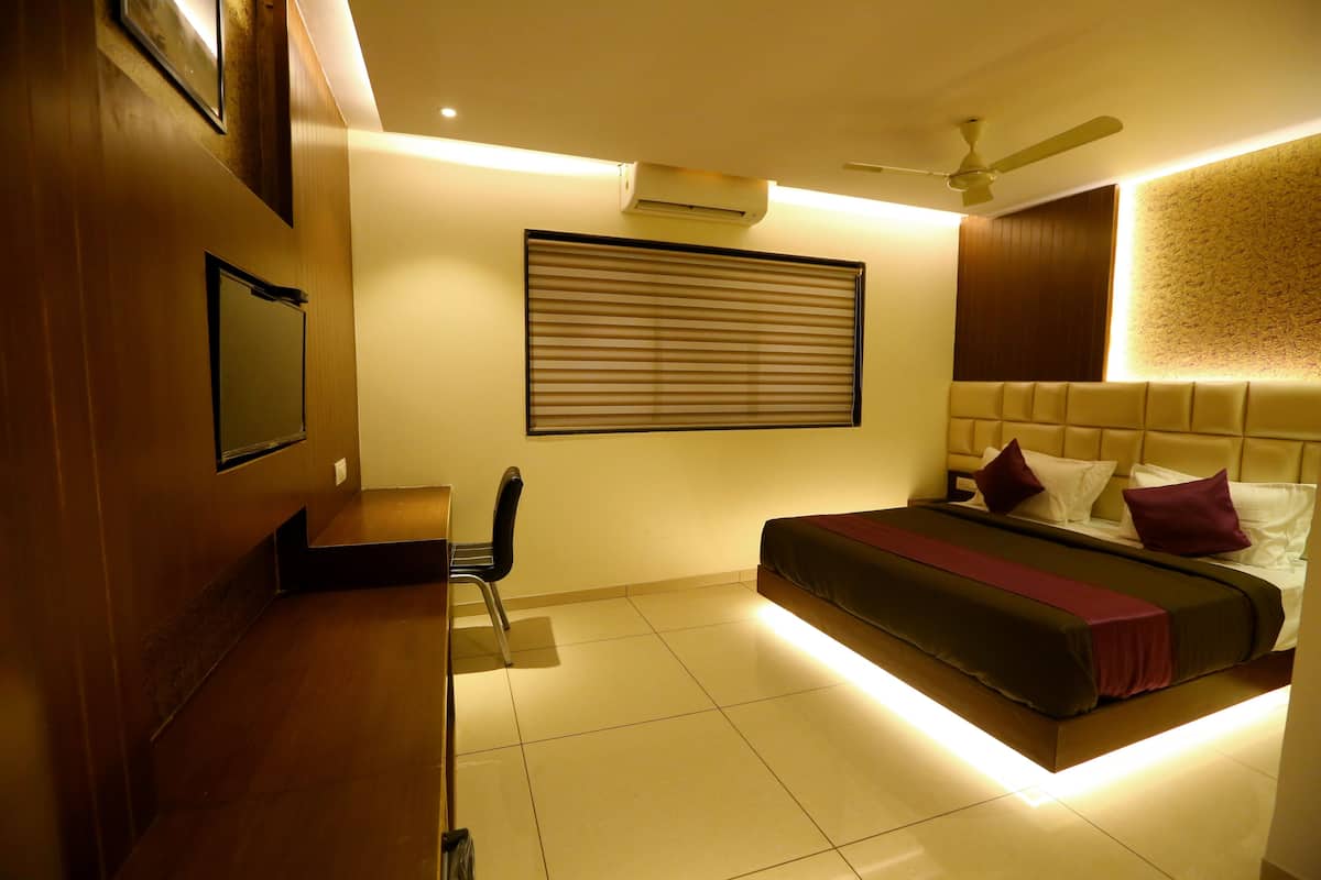 Quarto moderno com uma cama, uma escrivaninha e uma cadeira.