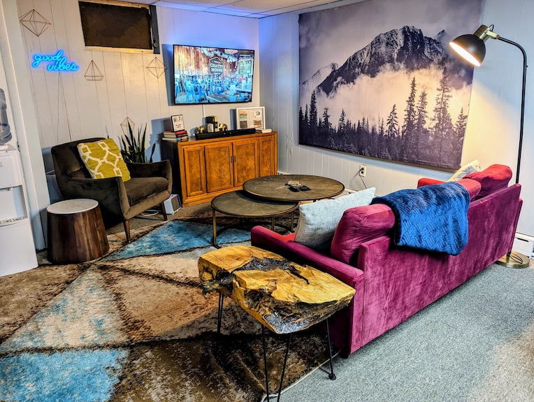 Hip Fully Furnished Apartment Minutes From Downtown Reading - Reading, PA