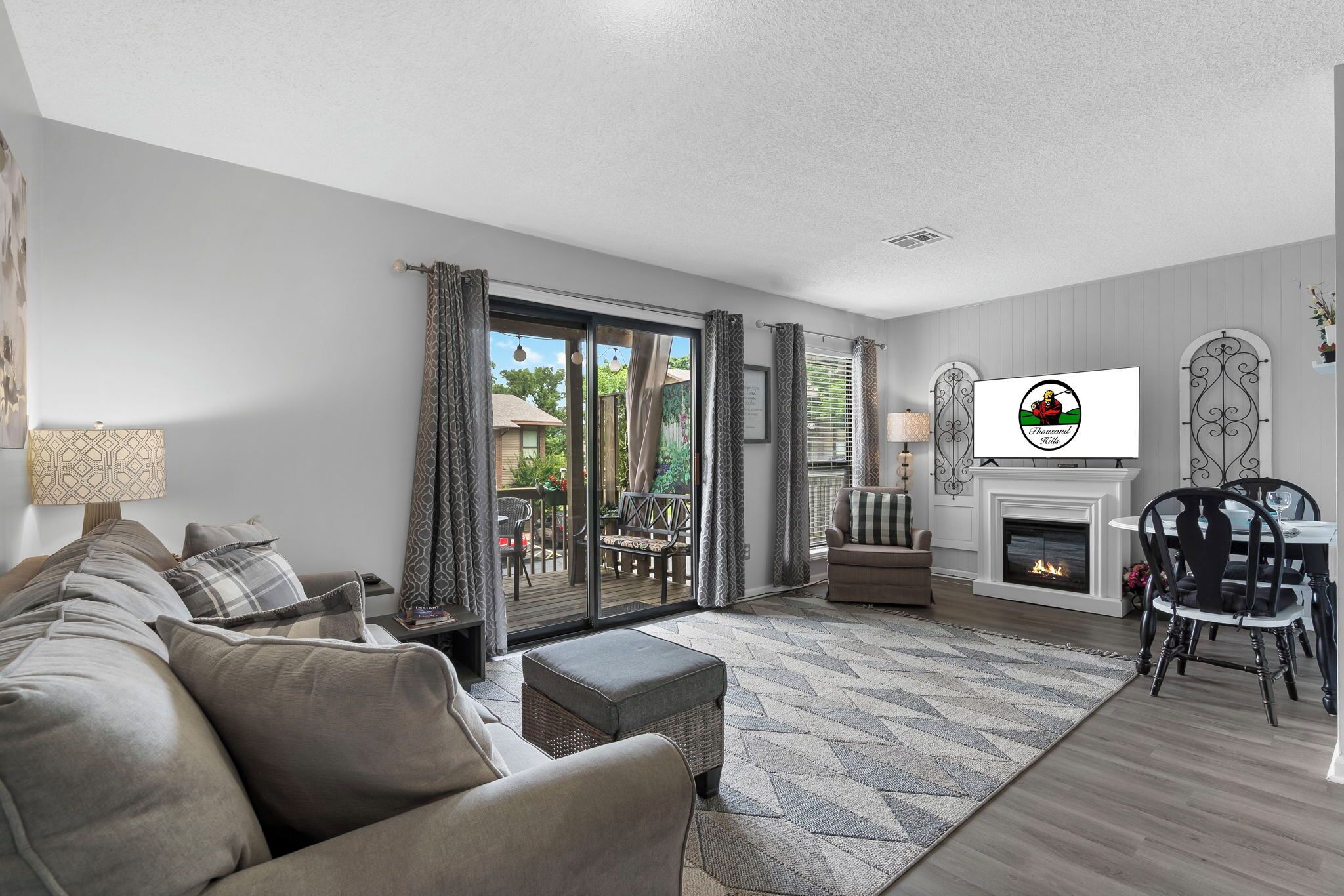 Private Balcony, Fireplace & King Bed | Near Golf & Entertainment In Branson - Mississippi