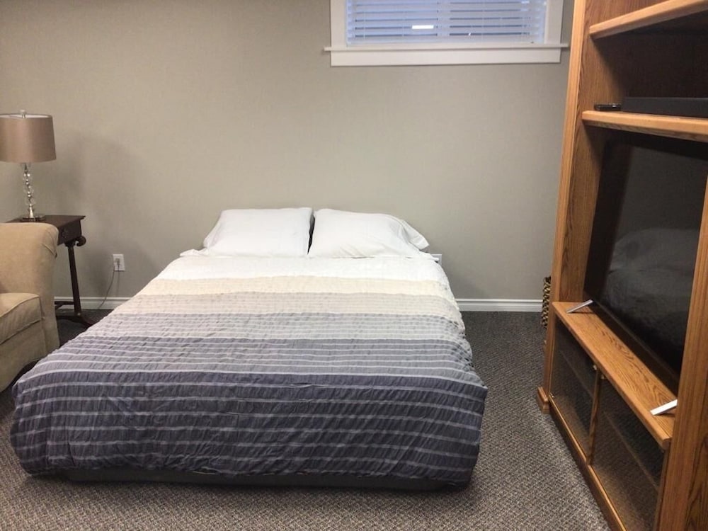 Quiet Suite Near Beach.. Serene Setting With Patios And Space To Bbq - Peachland