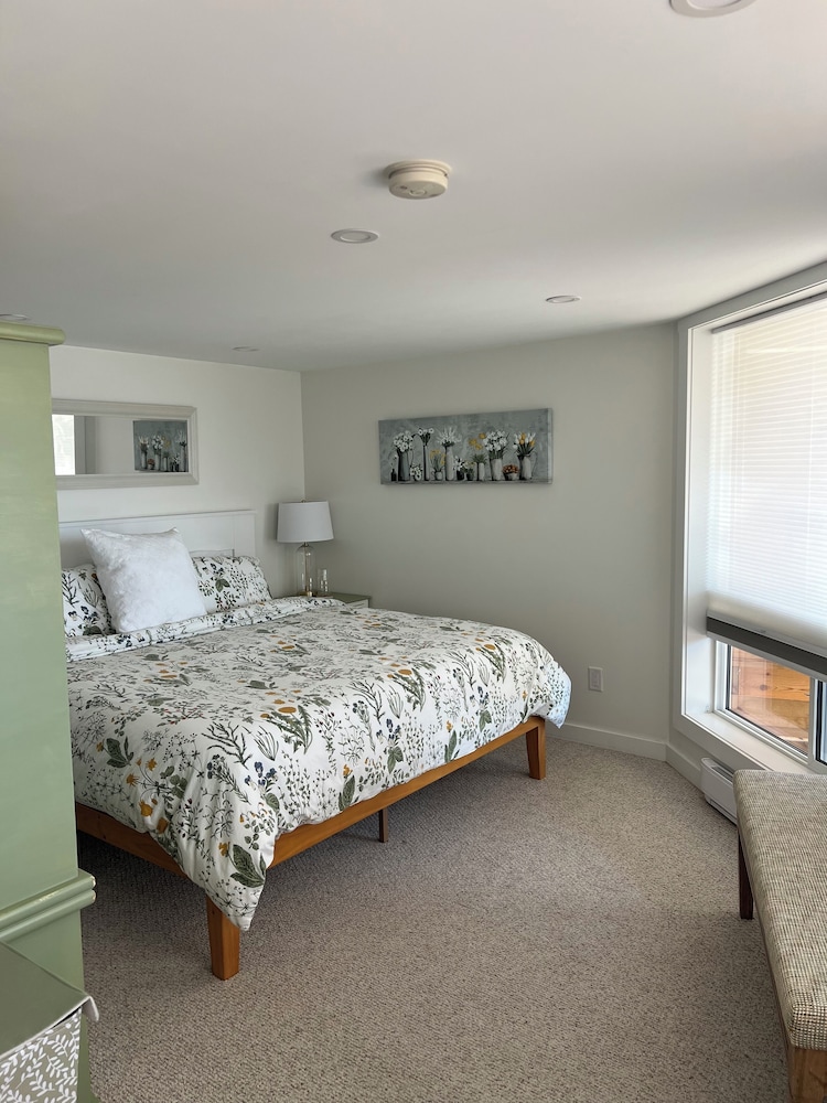 Legal 1 Bedroom Guest Suite For Two, With Lake Views & Walk To Wineries. - Kelowna