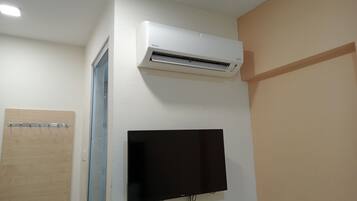 Quarto Individual Standard | Edredões de penas, cofre no quarto, secretária, ferro/tábua de engomar