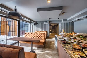 Pequeno-almoço tipo buffet aos fins de semana (15 USD por pessoa) 