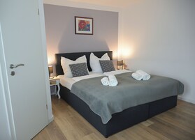 Quarto Comfort, 1 cama king-size | Camas de colchão viscoelástico, secretária, cortinas/cortinados opacos