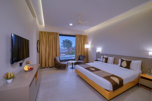 Quarto Deluxe | Cofre no quarto, secretária 