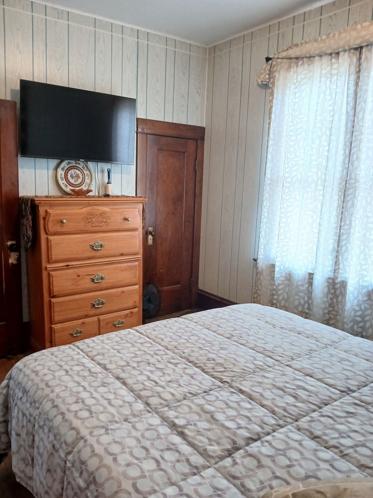 Vintage Home Located In Ironwood Michigan - Ironwood, MI