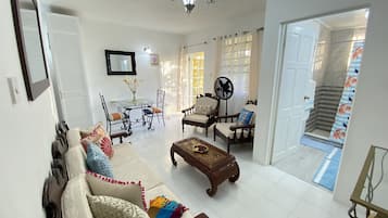 Lovely 1 Bedroom Unit Lower Level | Área de estar