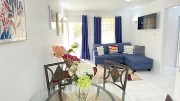 Tranquil 2 Bedroom Unit Lower Level | Área de estar