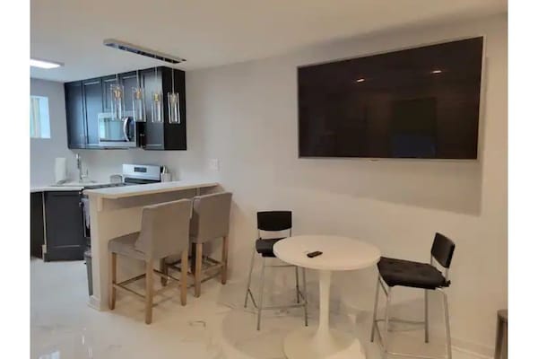 Stadium Across The Street & University Of Maryland Medical School Bocks Away! - Baltimore, MD