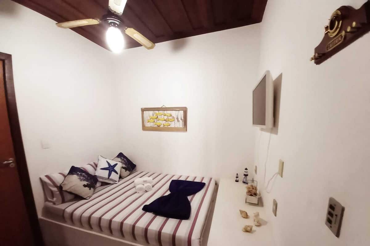 Quarto Duplo Económico | Ferro/tábua de engomar, Wi-fi grátis, roupa de cama fornecida