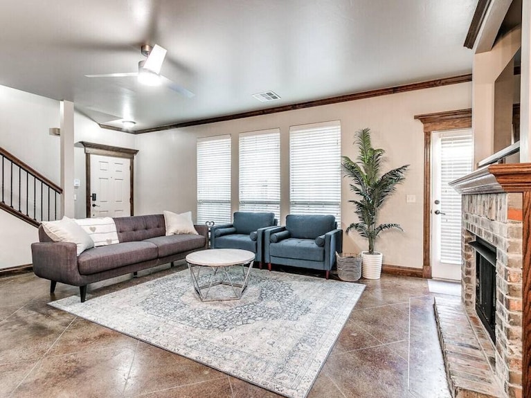 Spacious 4 Bed House With King Bed & Playground - Oklahoma City