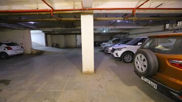 Uma garagem de estacionamento com vários níveis e diversos carros estacionados.