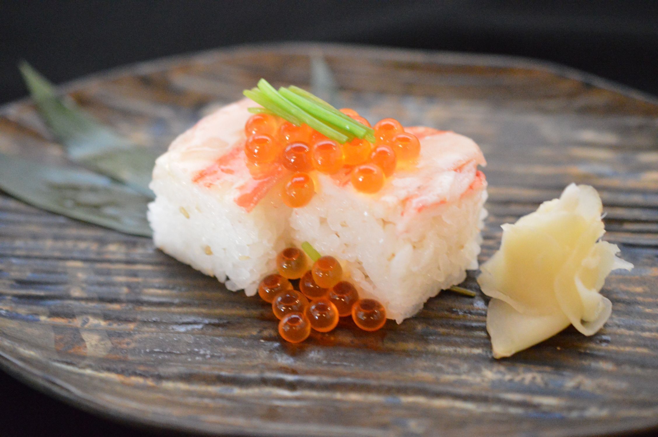 Prato com arroz, caviar e um enfeite.