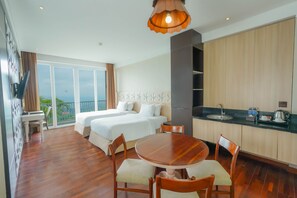 Cofres nos quartos, escrivaninha, espaço de trabalho para notebook