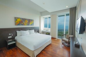 Quarto casal luxo, 1 cama King, sacada | Cofres nos quartos, escrivaninha, espaço de trabalho para notebook