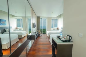 Quarto Twin Deluxe, várias camas, varanda | 2 quartos, cofre no quarto, secretária
