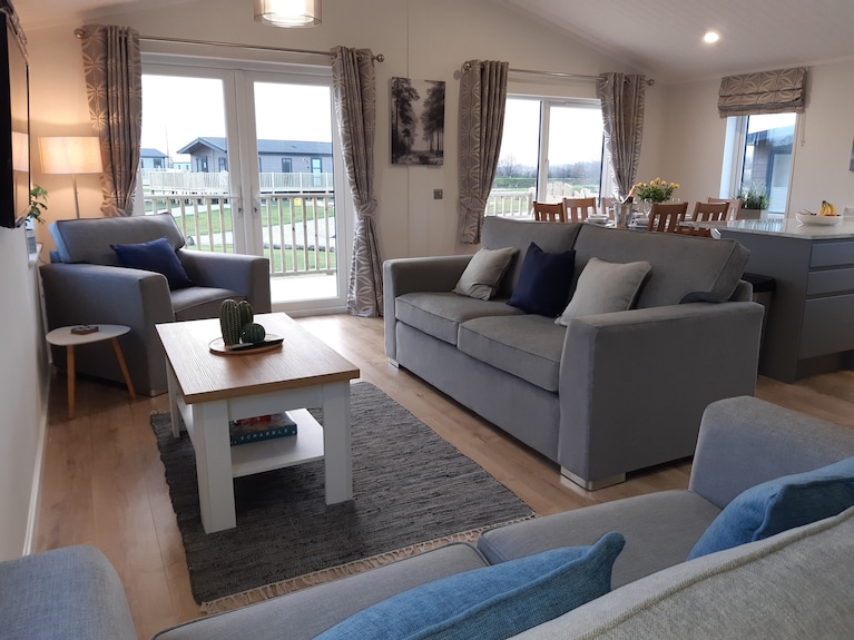 Luxury 3 Bedroom, Pet-friendly Lodge On The Side Of A Beautiful Fishing Lake. - Clitheroe