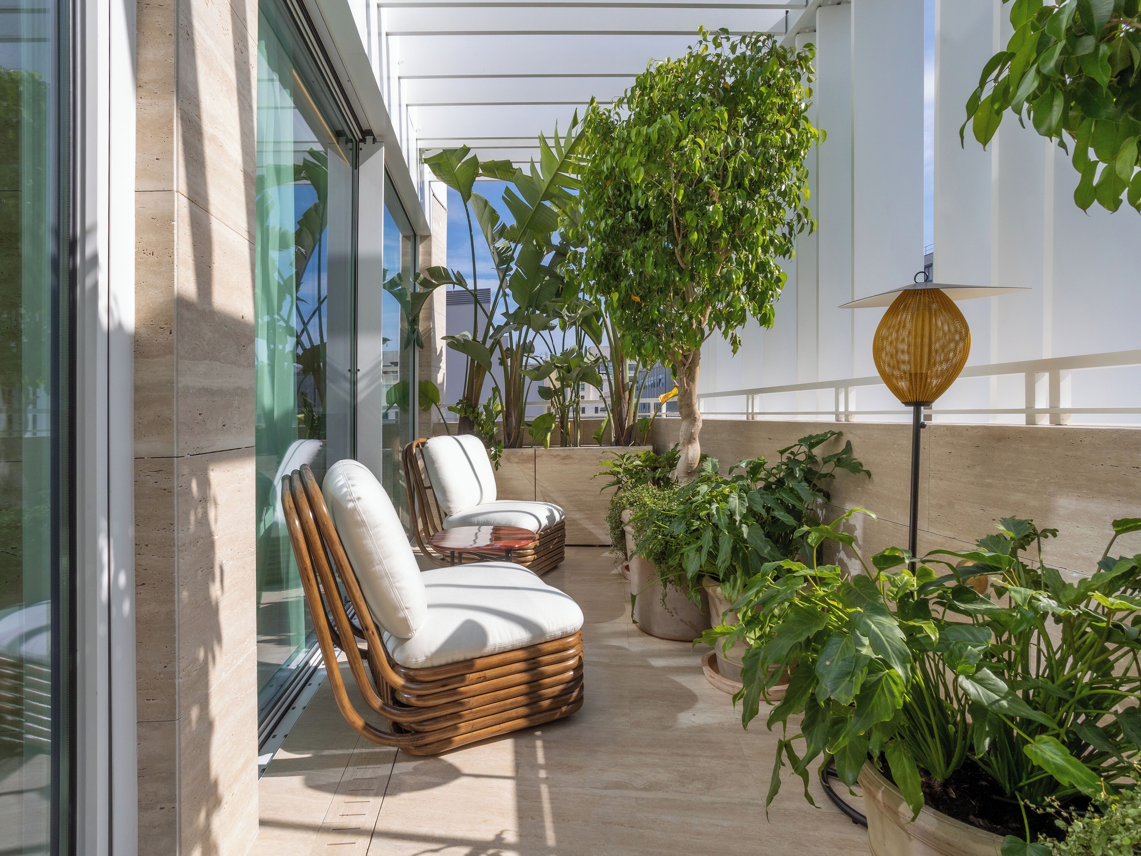 Contemporary Suite with Balcony | Terraço/pátio interior