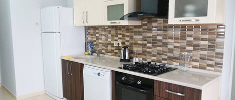 Apartamento | Cozinha privada | Um frigorífico, um forno, uma máquina de lavar louça, Rolo de cozinha