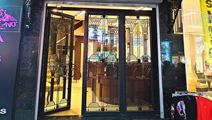 Entrada do Hotel Euro Diamond com fachada de vidro e toldo metálico.