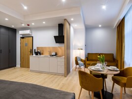 Quarto Quádruplo | Kitchenette privada | Minifrigorífico, uma placa de cozinha, uma chaleira elétrica 