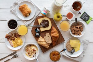 Pequeno-almoço tipo buffet diário mediante uma taxa