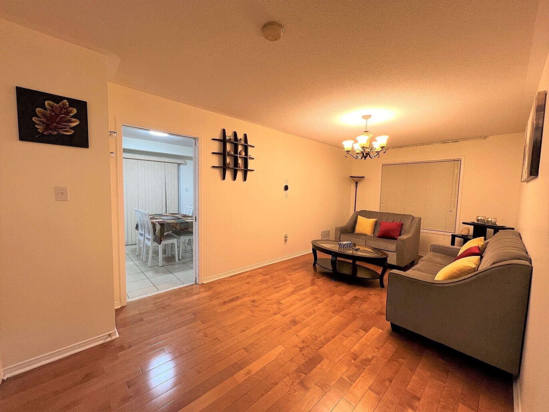 Cheerful 3-bedroom Home With Free Parking - Brampton