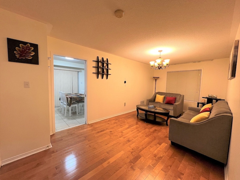 Cheerful 3-bedroom Home With Free Parking - Brampton