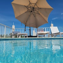 Piscina exterior sazonal, da(s) 9:00 à(s) 21:00, guarda-sóis