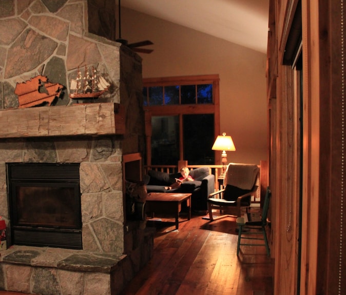 Muskoka Waterfront Cottage On 54 Acres, 10 Minutes From Gravenhurst - Gravenhurst