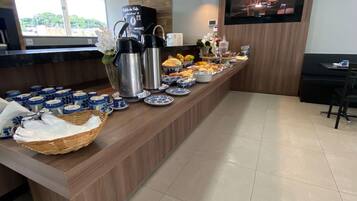 Café da manhã com buffet grátis todos os dias