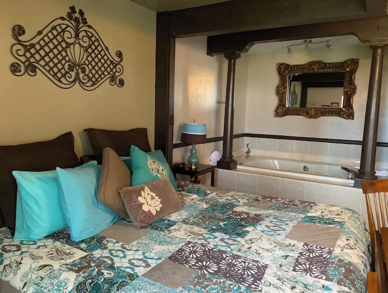 The Dickey House, Garden Suite - Marshfield, MO