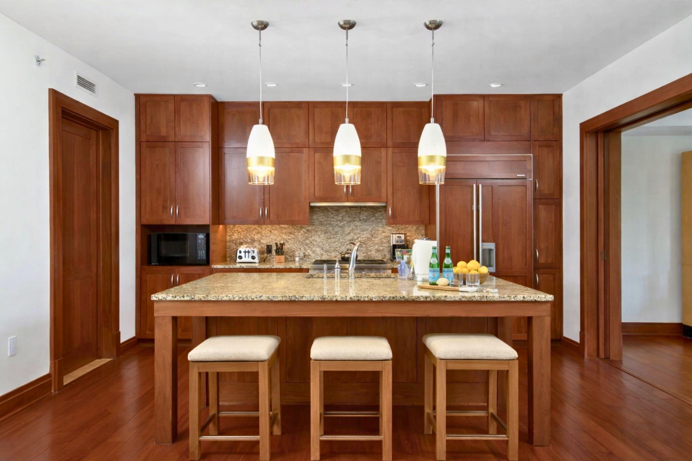Villa, 3 quartos (Garden View, Sleeps 8 (MON-2204)) | Cozinha privada | Um frigorífico, um micro-ondas, um forno, uma cafeteira/bule 