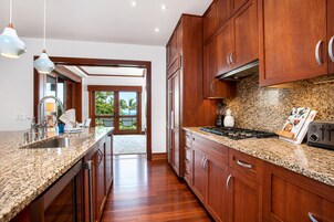 Villa, 3 quartos (Oceanfront, Sleeps 10 (MON-1205)) | Cozinha privada | Um frigorífico, um micro-ondas, um forno, uma cafeteira/bule 