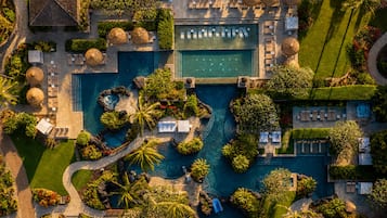 Piscina externa, guarda-sóis, espreguiçadeiras