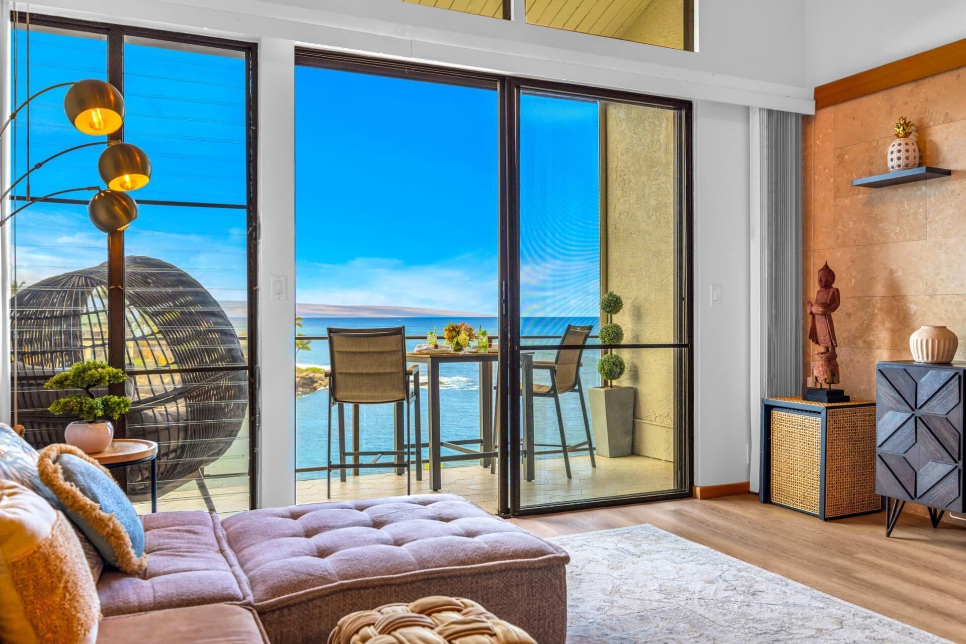 Villa, 2 quartos, varanda, junto ao mar (Oceanfront, Sleeps 4 (NAP-C32)) | Sala | Televisor 
