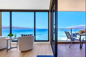Villa, 1 quarto (Oceanfront, Sleeps 4 (MAH-1006)) | Sala | Televisor de 55 polegadas com canais digitais 